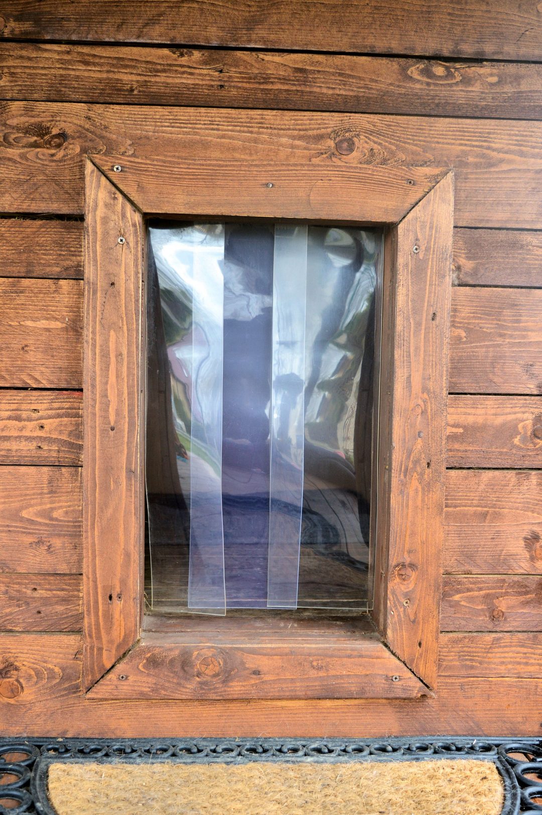 Plastová dvířka k boudě, PVC 100×2 + dřevěná lišta | Portaflex